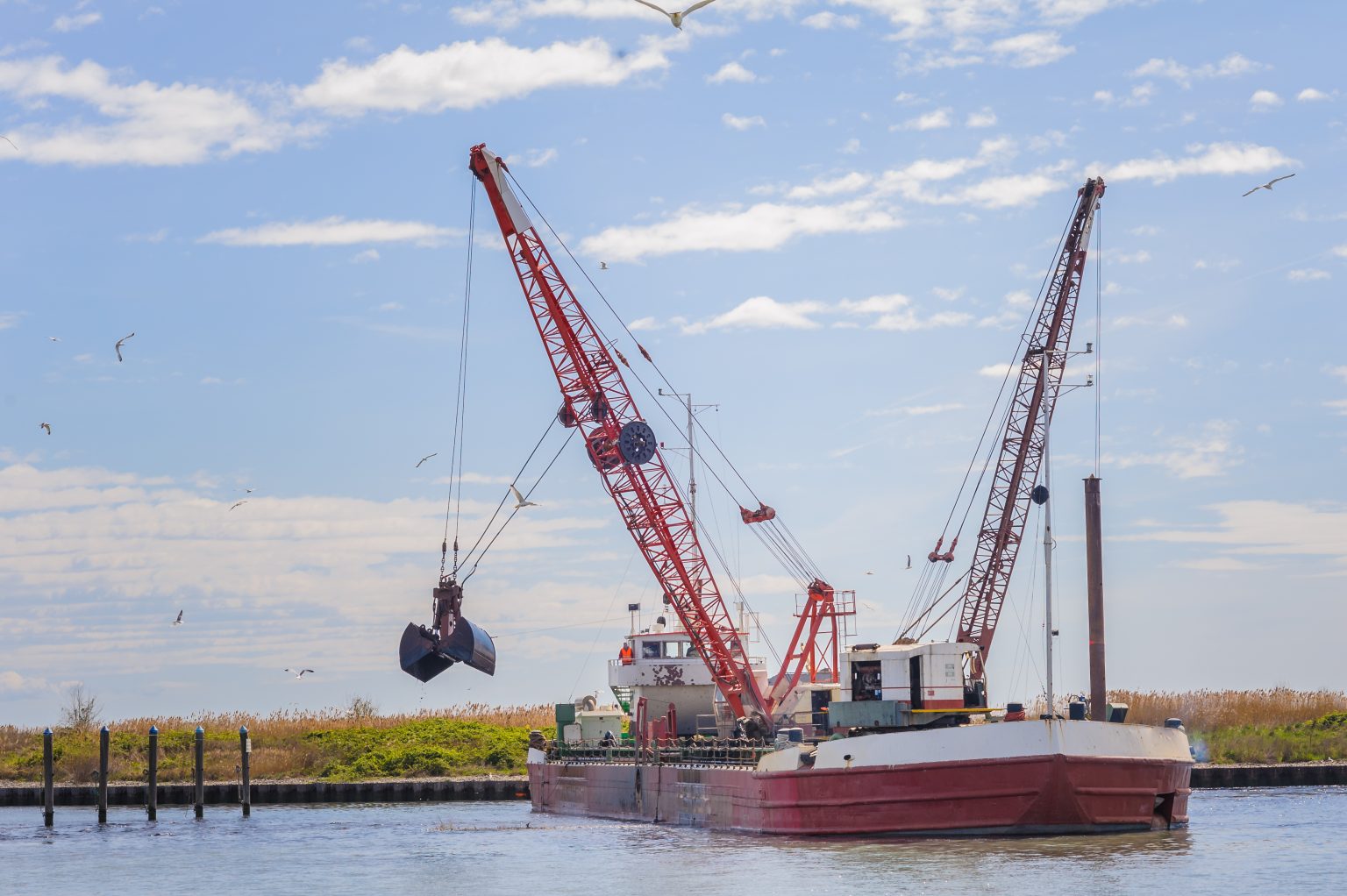 Location de barges avec grue pour vos travaux fluviaux - Fluviarent